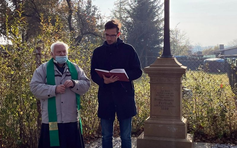 Obnovený křížek z 19. století je požehnaný. Čekal na to rok | OHŘE MEDIA