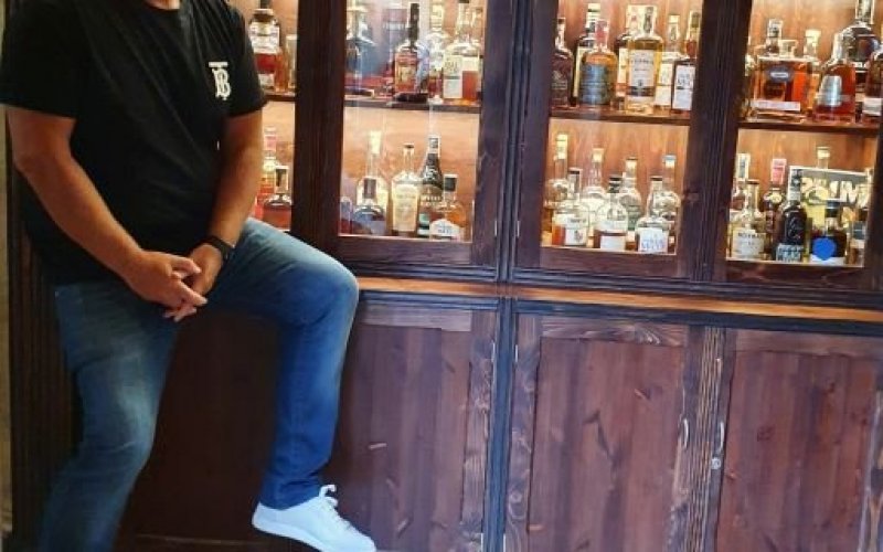 Milan Bláha to umí s masem. A sbírá rumy | OHŘE MEDIA