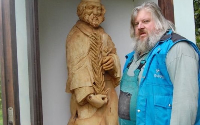 Řezbář z Přílep Libor Daenemark: Galerie se rodí ve stodole | OHŘE MEDIA