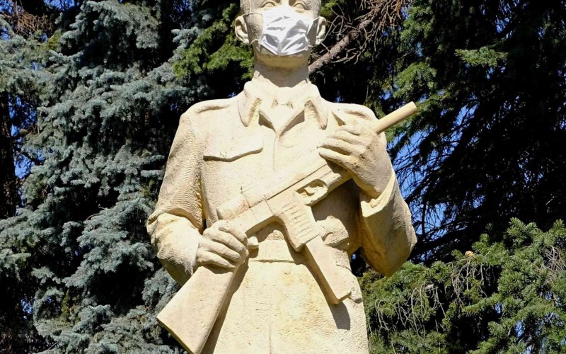 Roušky už nosí i sochy | OHŘE MEDIA