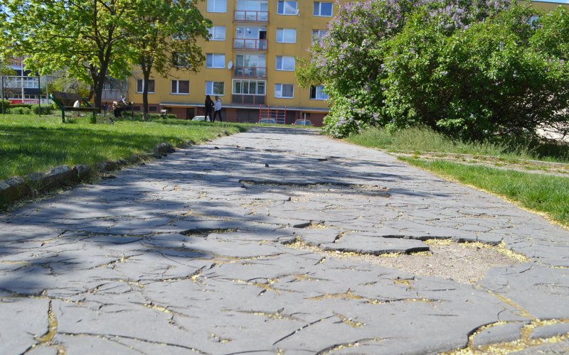 Chodníky ve vnitrobloku. Je to tam samá díra a prasklina | OHŘE MEDIA