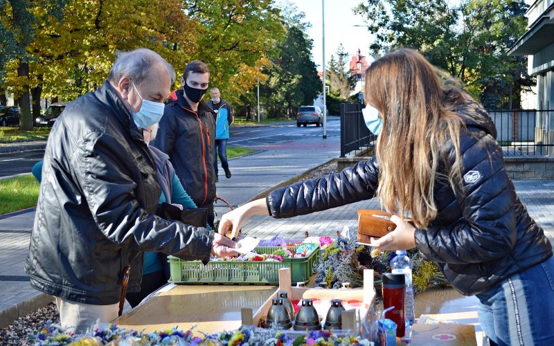 Jsou tady Dušičky - svátek zemřelých | OHŘE MEDIA